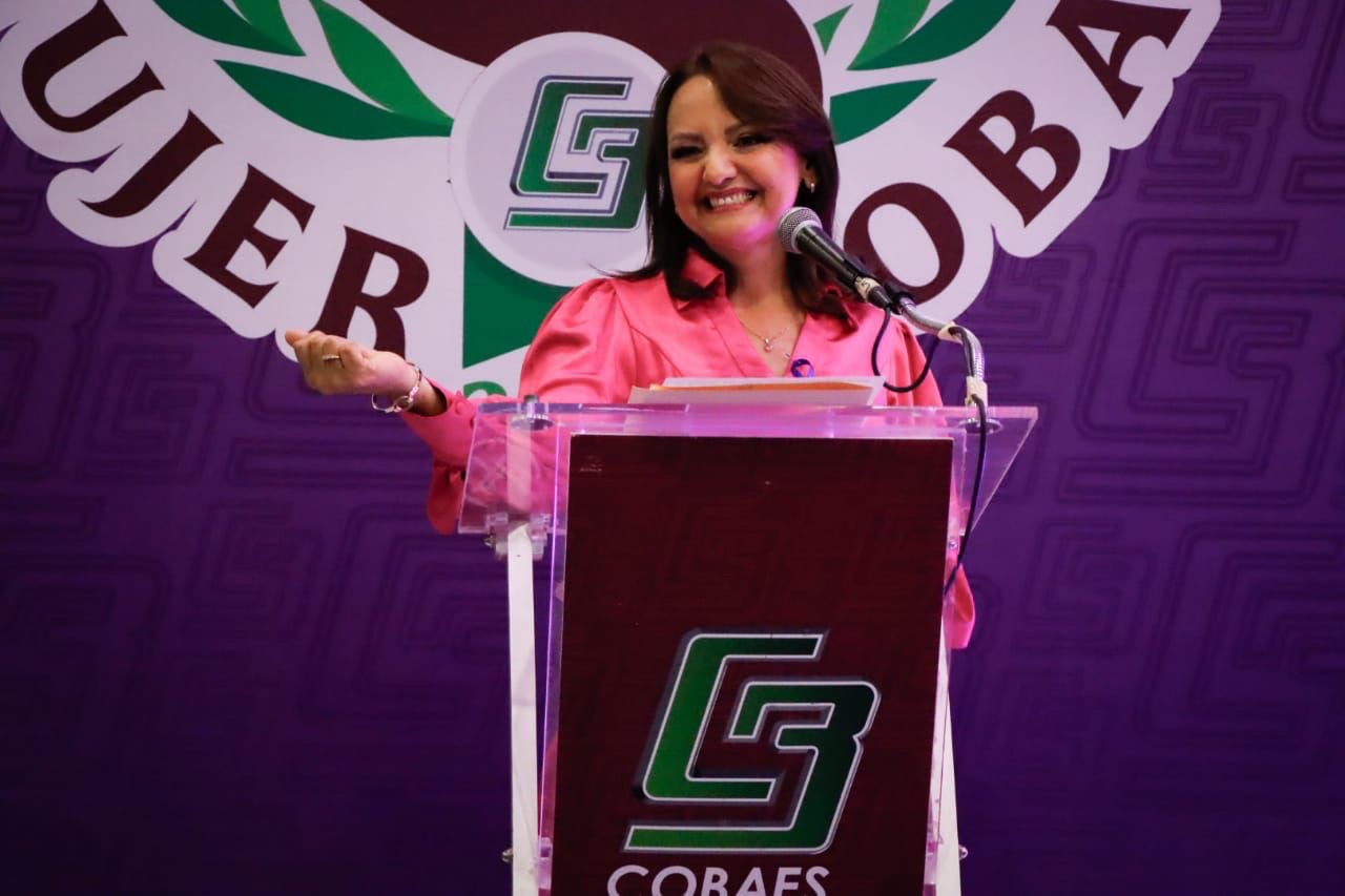Recibe la maestra Dora Elia Domínguez Rosas el Premio Mujer COBAES 2024 ...
